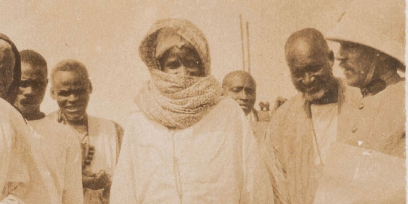 ENSEMBLE DE PHOTOGRAPHIES HISTORIQUES DU SERIGNE AHMADOU BAMBA - De ...